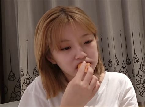 Fromis 9 Community Post 피곤쓰