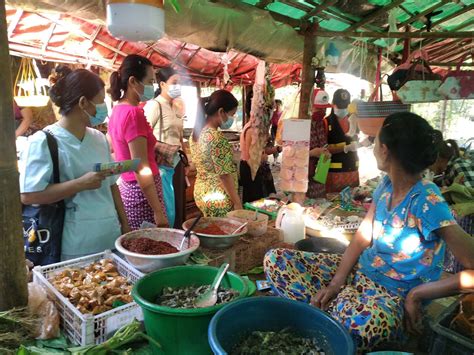 ကဝမြို့ စည်ပင်သာယာစျေးအတွင်း အသား၊ ငါးနှင့် အသီးအနှံများ၊ စားသုံးဆီများ