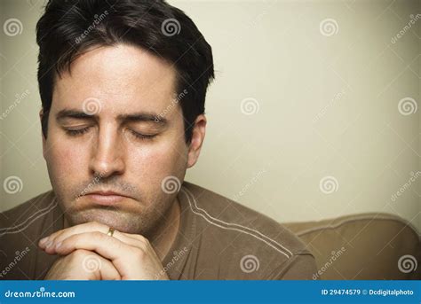 Закройте вверх молодого человека в молитве Стоковое Изображение изображение насчитывающей