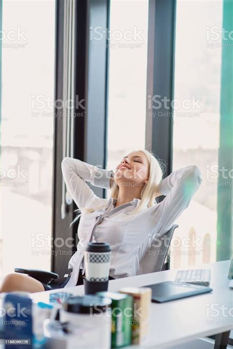 현대 밝은 스타 업 사무실 인테리어에서 데스크톱 컴퓨터에서 작업하는 동안 편안한 젊은 비즈니스 여성 20 29세에 대한 스톡 사진 및 기타 이미지 Istock