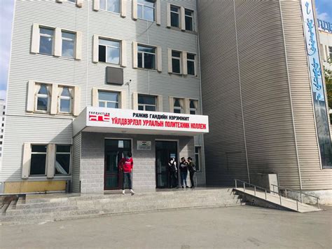 ШУУД Гандийн нэрэмжит сургуулийн оюутнууд маргалдаж нэгийгээ хутгалжээ Isee Mn