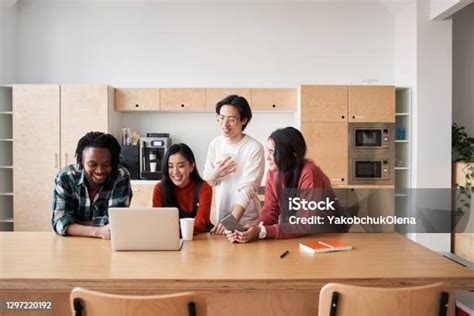 책상에 앉아 학교 프로젝트에서 함께 일하는 다양한 다양한 학생들이 다민족 그룹에 대한 스톡 사진 및 기타 이미지 다민족 그룹 다양성 부엌 Istock