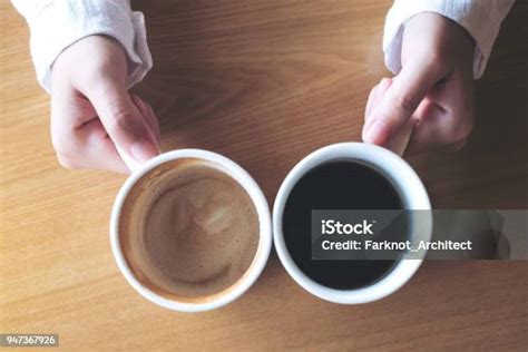 카페 나무 테이블에 커피의 2 개의 흰색 컵을 들고 손의 상위 뷰 이미지 2명에 대한 스톡 사진 및 기타 이미지 2명 라떼 레스토랑 Istock