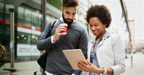 커피 브레이크 타임 개념을 들고 회사 밖에서 이야기하는 행복한 사업가들 사진 Unsplash의 아프리카 계 미국인 여성 이미지