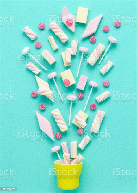 마쉬 멜 로우와 막대 사탕 노란색 컵 밝은 파스텔 테마에서에서 폭발의 상위 뷰 0명에 대한 스톡 사진 및 기타 이미지 0명 네덜란드 다중 색상 Istock