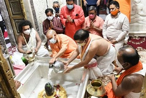 Yogi Adityanathकाशी विश्वनाथ के दरबार में 100 बार दर्शन करने वाले पहले