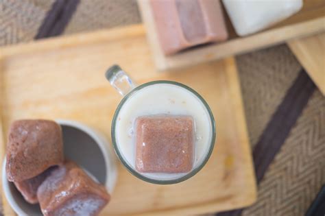 냉동 초콜릿 큐브 만들기 집에서 만든 맛 있는 여름 음료를 우유와 함께 유리에 멀리 녹는로 0명에 대한 스톡 사진 및 기타 이미지 0명 각얼음 갈색 Istock