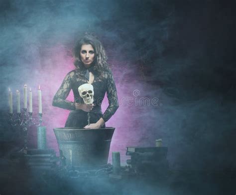 Сексуальная ведьма брюнет делая отраву Стоковое Фото изображение насчитывающей сексуальная