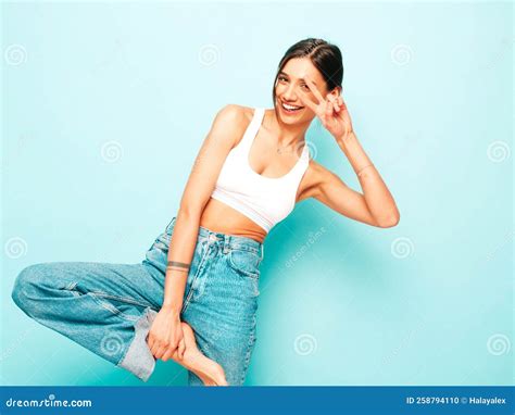 Bella Joven Posando En El Estudio Foto De Archivo Imagen De Morena Casero 258794110