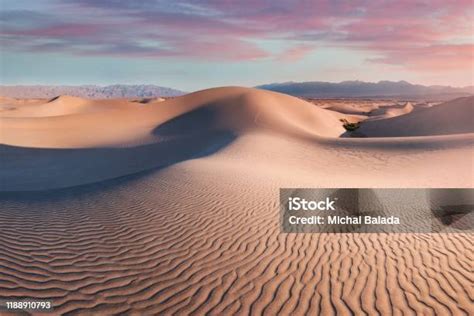 놀라운 구조 모래와 데스 밸리 국립 공원 미국 메스키트 플랫 모래 언덕 형성에서 아름다운 일출 위에 모래 모래 형성 미국 사막 0명에 대한 스톡 사진 및 기타 이미지