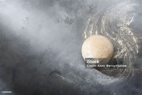 밀가루를 뿌린 슬레이트 표면에 빵 이나 피자를 위한 효 모 반죽을 상승 시키거나 입증 했습니다 평면도 반죽 주식에 대한 스톡 사진 및 기타 이미지 Istock