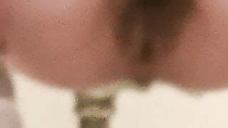 俯拍玩手机的女神 手电筒照她B都一点没察觉 无水印原版 91热爆