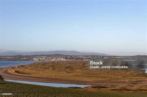 아일랜드 마을과 흐린 산이 배경에 있는 잔디 모래 언덕 복사 공간을 복사합니다 트라모어 워터 포드 아일랜드 0명에 대한 스톡 사진 및 기타 이미지 Istock