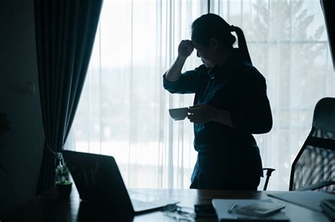 스트레스가 많고 졸린 여성 사업가는 사무실에 앉아 직장에서 겪는 문제들에 압도당하고 슬픔을 느끼며 스트레스와 우울증과 싸우고 있었다 여자 스트레스 졸린 문제 스트레스 사업