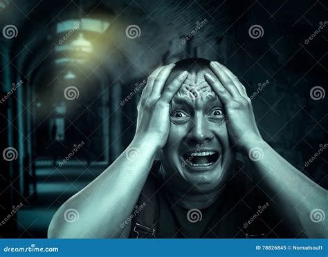 Hombre Asustado Imagen De Archivo Imagen De Humano Asustado 78826845