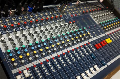 录音室的调音器高清图片下载 正版图片500774123 摄图网