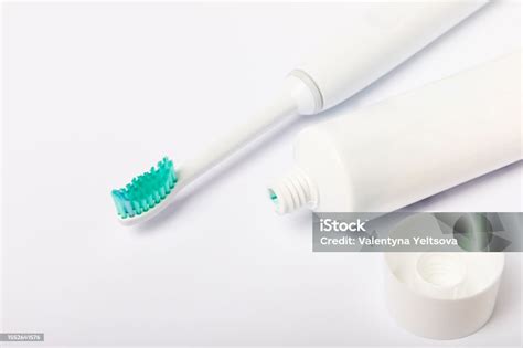 전자 초음파 칫솔 구강 세정제 치실 혀 클리너 및 치약이 질감 있는 배경에 있습니다 욕실에서 치과 치료 및 충치 예방을위한 항목