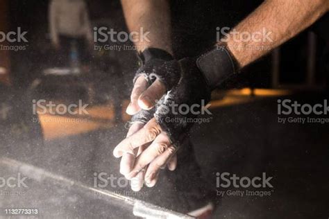 활석 및 스포츠 손목 밴드에 남성 파워 리프 터 손을 벤치 프레스 준비 건강한 생활방식에 대한 스톡 사진 및 기타 이미지 건강한 생활방식 교차 훈련법 근육질 체격