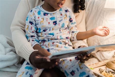 Mom Tells Her 11 Y O Daughter That Shes “too Old” To Cuddle The Girl Stops Talking To Her