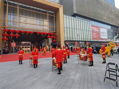 正月初八，云尚·武汉国际时尚中心兔年鸣锣开市汉正街商户生意