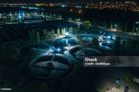 현대 폐수 처리 공장 밤에 공중 보기 하수의 폭기 및 정화 탱크 하수 처리장에 대한 스톡 사진 및 기타 이미지 하수 처리장 0명 공장 산업 건물 Istock