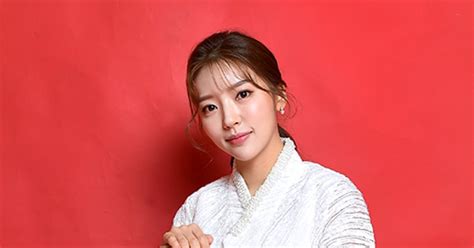 [md포토] 홍지윤 살짝 지은 미소에도 빛이 나 한복인터뷰