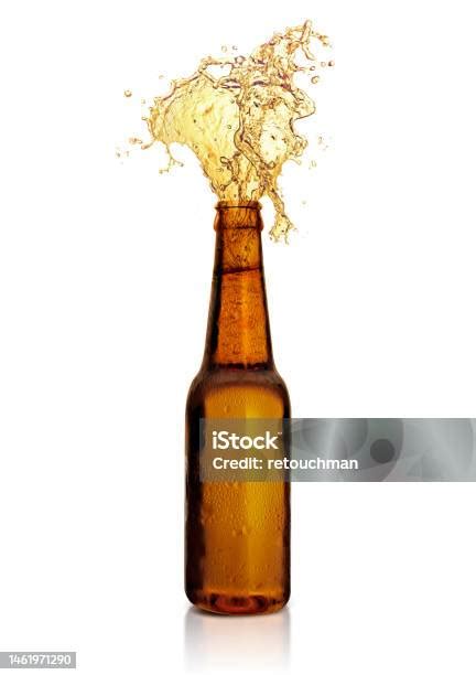 스프레이와 흰색 배경에 차가운 맥주 한 병 3d 렌더링 맥주에 대한 스톡 사진 및 기타 이미지 맥주 맥주병 캔 Istock