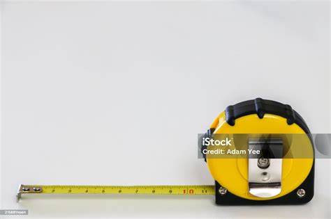 검은 색과 노란색 줄자는 흰색 배경의 하단 길이 정확성 및 정밀도 개념 위의 복사 공간에서 10cm로 고정 0명에 대한 스톡 사진 및 기타 이미지 Istock