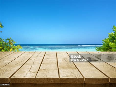 아름 다운 열대 청록색 바다와 맑은 푸른 하늘 복사 공간 장면이 있는 빈 나무 테이블 상판 0명에 대한 스톡 사진 및 기타 이미지 0명 건설 플랫폼 경관 Istock
