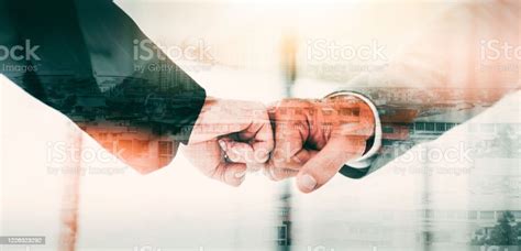 주먹 범프 는 두 사업가의 계약을 충돌 힘 팀워크를 보여 악수 협상은 좋은 거래 후 함께 마무리 이중 노출 파노라마 배너 피스트 범프에 대한 스톡 사진 및 기타 이미지