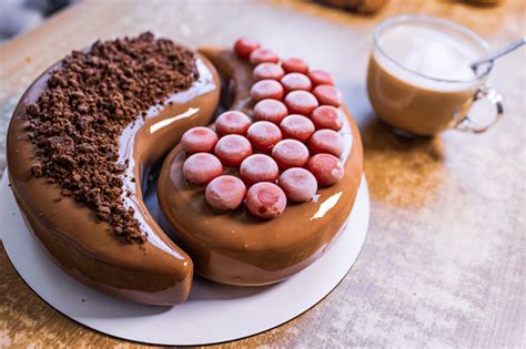 나무 테이블에 홈 주방에서 사랑스러운 맛있는 케이크와 향기로운 커피 한 잔 거울에 대한 스톡 사진 및 기타 이미지 거울 귀여운 그릇 Istock