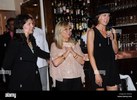 Nancy Sinatra Poses With Her Daughters A J Lambert And Amanda Erlinger Come Fly With Us A