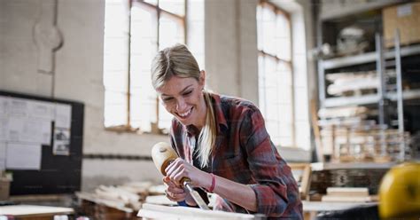 목공 작업장에서 실내에서 제품을 작업하는 행복한 여성 목수 사진 Unsplash의 밝은 이미지