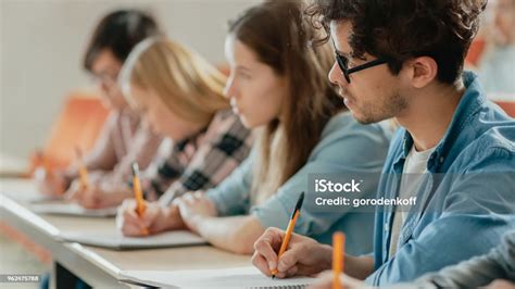시험 교실에서 다 인종 학생의 행 테스트 노트북에 쓰기 밝은 젊은 사람들이 대학에서 연구 강당에 대한 스톡 사진 및 기타 이미지 Istock