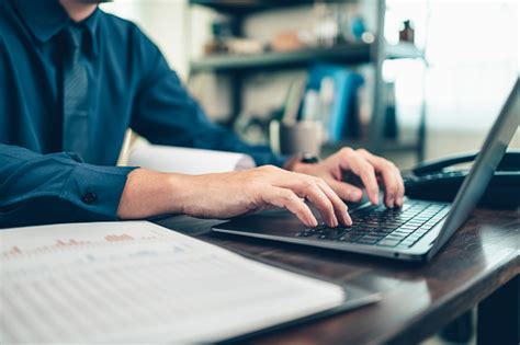 작업 하는 사업가 문서 보고서와 사무실에서 노트북에 입력 그래프 재무 보고서 고객 관리자에 대한 스톡 사진 및 기타 이미지 고객 관리자 인터넷 노트북 Istock