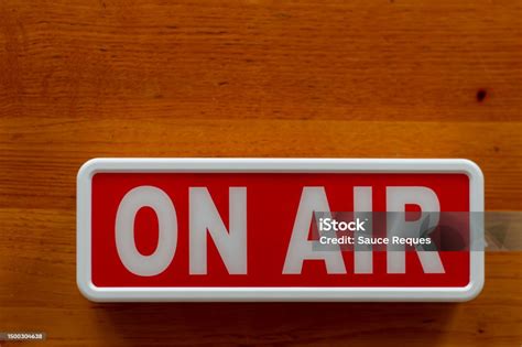 빨간색 배경에 흰색으로 On Air라는 단어가 적힌 광고판 간판 또는 표시기 표지판 다른 표면에 화장실에서 0명에 대한 스톡 사진 및 기타 이미지 Istock