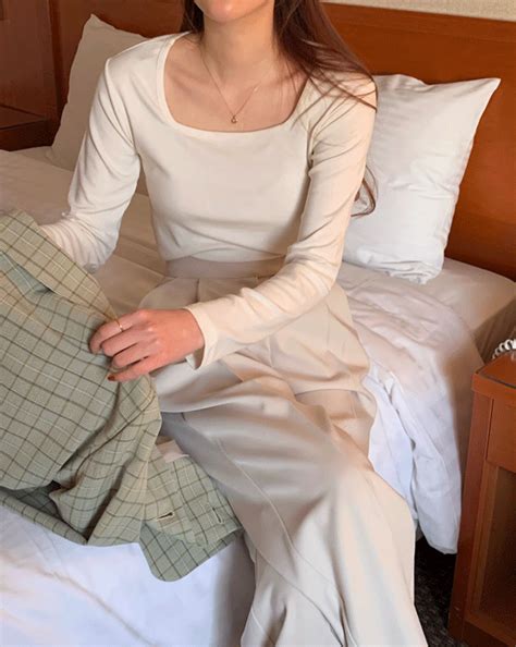 루어스룸 니모 스퀘어넥 스판 텐션 기본 무지 컬러 슬림핏 부드러운 여성 긴팔 티셔츠