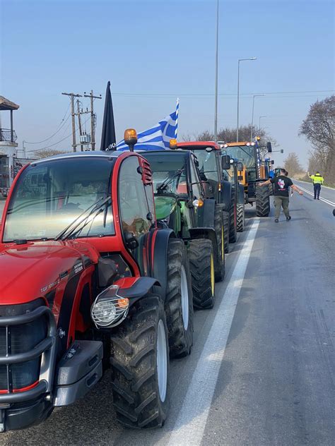 Ξεκίνησε για την Αθήνα το κομβόι των τρακτέρ από τη Λάρισα βίντεο φωτ