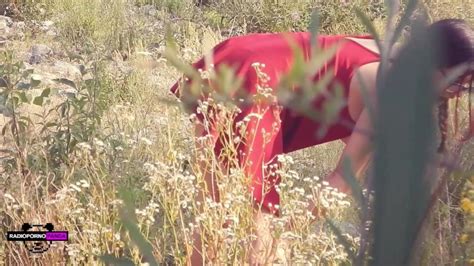 Giovane Tettona Modella Italiana Si Mostra Nuda In Pubblico Al Parco