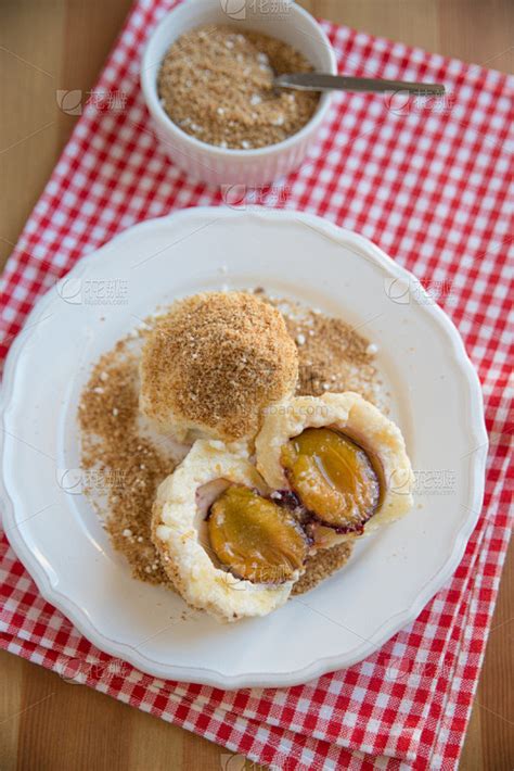 团子甘薯充满的李子垂直画幅水果无人2015年甜点心食品