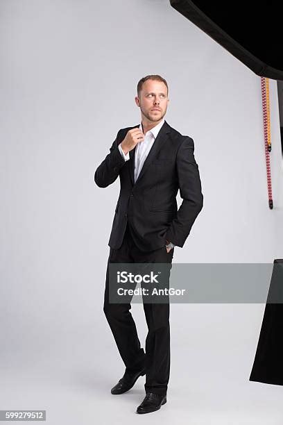 스튜디오에서 클래식 수트 사진 촬영에서 세련된 사업가 30 39세에 대한 스톡 사진 및 기타 이미지 30 39세 광고 기업 재무와 산업 Istock