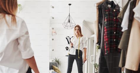 새로운 근무일이 왔습니다 손으로 만든 옷의 스튜디오에서 드레스를 맞추는 과정 사진 Unsplash의 측정 이미지