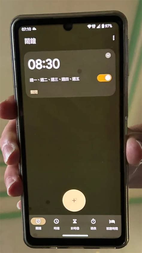 以後不敢買sharp了😭 三月底摔壞手機換一台sharp Aquos（習慣用中階的安卓機），用沒幾天螢幕就隱約出現白線，送修後發現面板故障直接