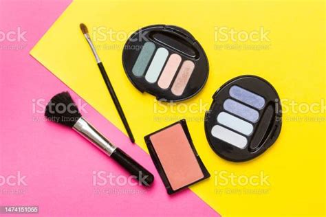 전문 메이크업 도구 평면도 플랫 레이 아름다움 장식 화장품 메이크업 브러쉬 세트 및 테이블 배경에 컬러 아이 섀도우 팔레트 미니멀리즘 스타일 0명에 대한 스톡 사진 및 기타