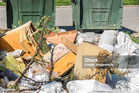 큰 플라스틱 쓰레기 수거통 쓰레기는 땅과 잔디에 쓰레기와 폐기물으로 도시에서 거리를 오염 오버플로 쓰레기의 가득 차 있을 수 있습니다 0명에 대한 스톡 사진 및 기타 이미지