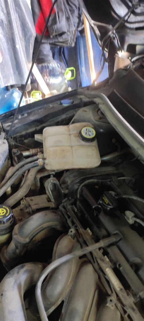 Замена расширительного бачка антифриза — Ford Focus Sedan Ii 1 6 л 2007 года запчасти Drive2