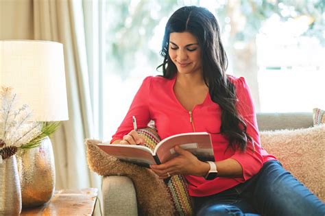 밀레니얼 세대 의 여성 필리핀 민족 은 저널 사진 시리즈에 쓰기 거실 소파에 앉아 25 29세에 대한 스톡 사진 및 기타 이미지 25 29세 가계 가정 생활 Istock