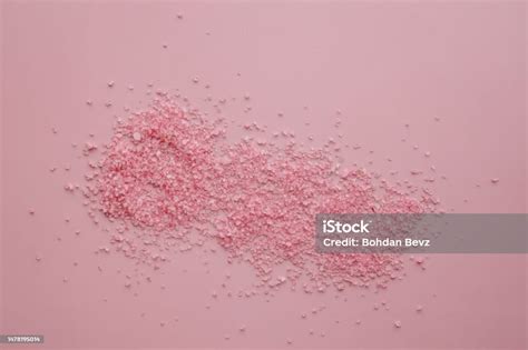 분홍색 배경에 향기로운 분홍색 히말라야 바다 소금 수제 허브 목욕 소금 스킨 케어 스파 뷰티 목욕 화장품 휴식 자연스러운 피부 관리 평면도 복사 공간 홈 스파 아로마 테라피