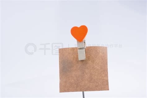 白色高清图片 附在白色背景上的便条纸上的心形衣夹 风景名胜免费下载 jpg格式 6000像素 编号42278073 千图网
