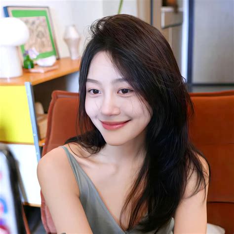 长发披肩的优雅女子，室内温馨背景尽显温柔气质 大美女才会用的头像 🥪表情包图片动图 求表情网 斗图从此不求人